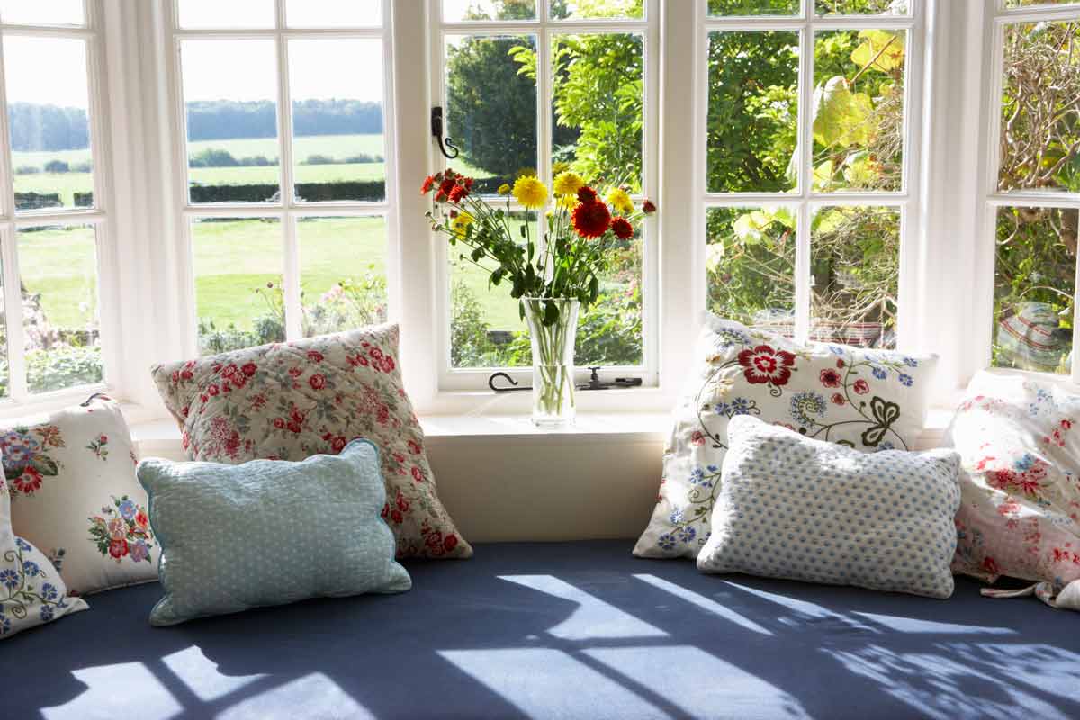 How to Create a Beautiful Yet Functional Bay Window Seat - Universal ...